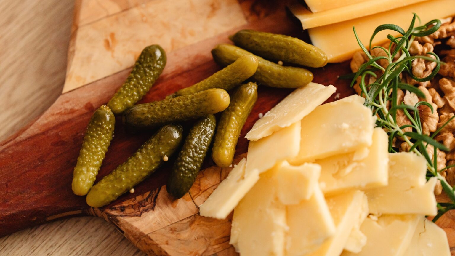 7 Snacky Things To Eat When You’re Not That Hangry | Real Balanced